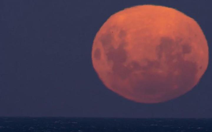 Kiwis watch first red supermoon in 40 years | New Zealand Geographic