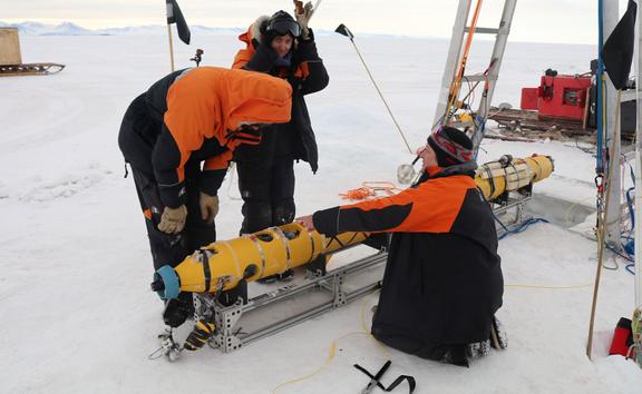 Scientists send machine under Antarctic ice shelf - for science | New ...